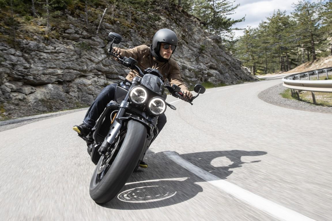 Triumph Rocket 3 | Puro músculo / Prueba / Ficha técnica / Precio