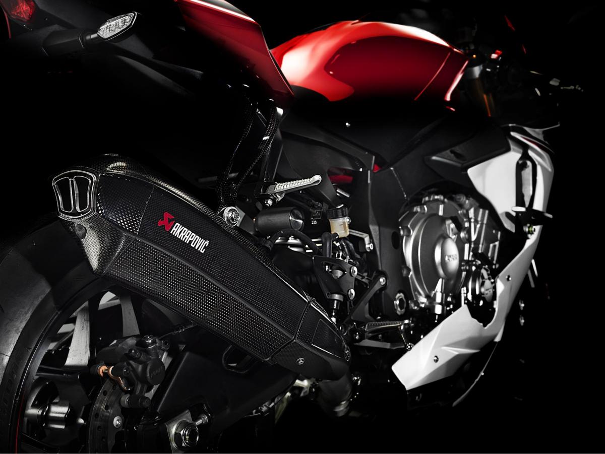 Nuevos escapes Akrapovic disponibles para la Yamaha YZF-R1 y R1M 2015