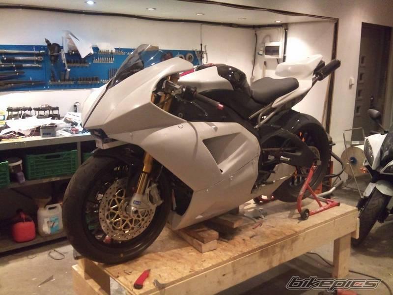 Yamaha R5: Motor RD500 y chasis de YZF-R6, ¡la bomba!