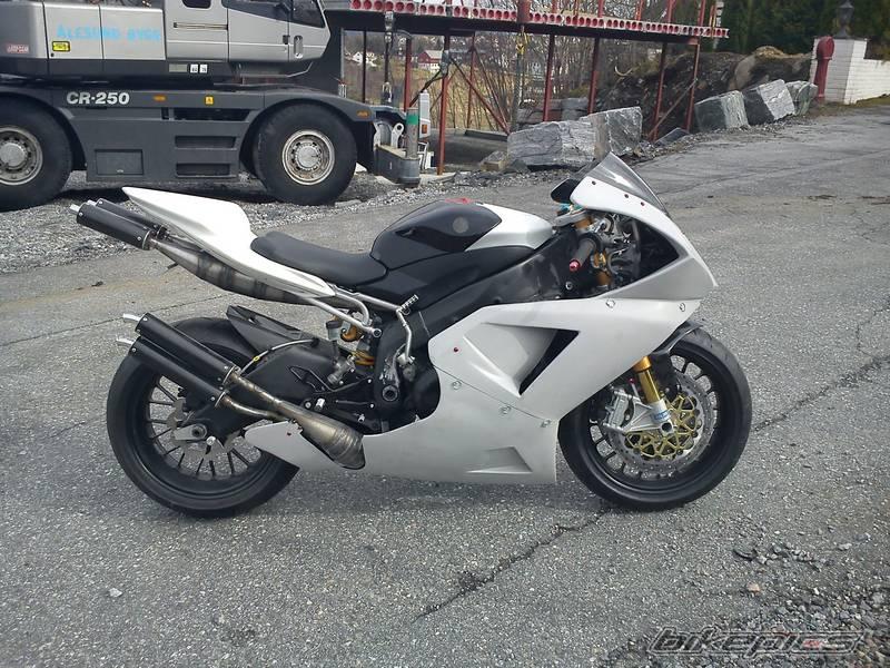 Yamaha R5: Motor RD500 y chasis de YZF-R6, ¡la bomba!