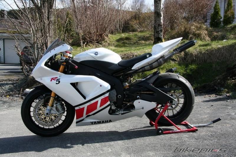 Yamaha R5: Motor RD500 y chasis de YZF-R6, ¡la bomba!