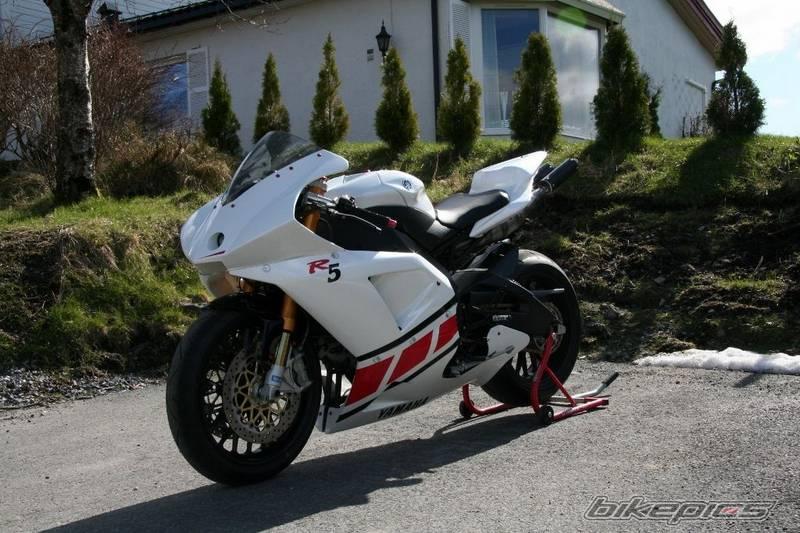 Yamaha R5: Motor RD500 y chasis de YZF-R6, ¡la bomba!