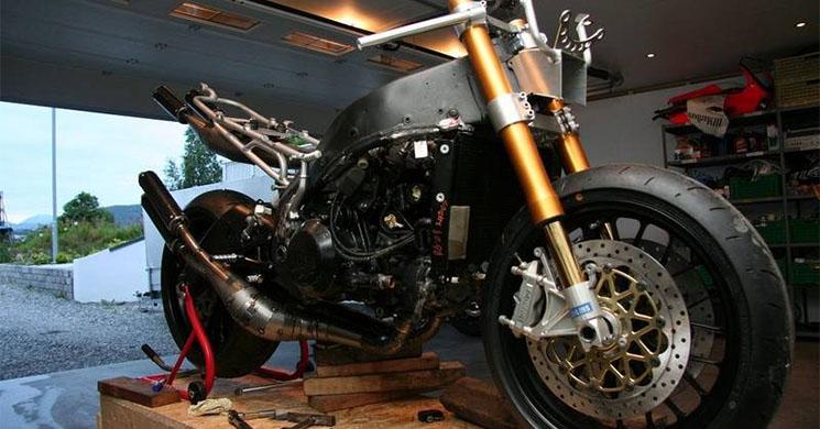 Yamaha R5: Motor RD500 y chasis de YZF-R6, ¡la bomba!