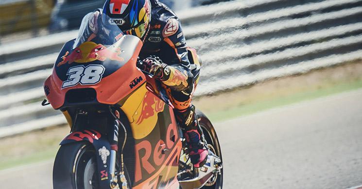 Mika Kallio, a tres puntos de Bradley Smith con solo tres carreras