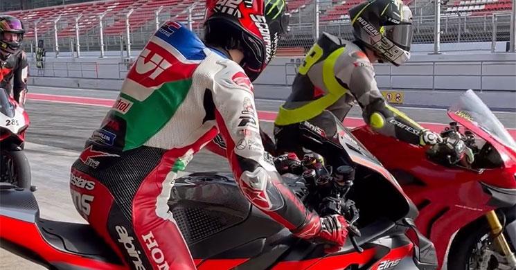 Alex Rins se despide de su Honda CBR 1000 RR-R junto a Andrea Iannone