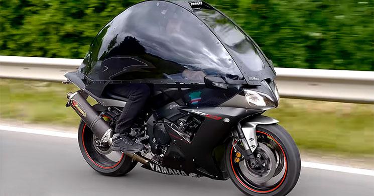 No te frotes los ojos: le han puesto un techo a una Yamaha R1, ¡y funciona!