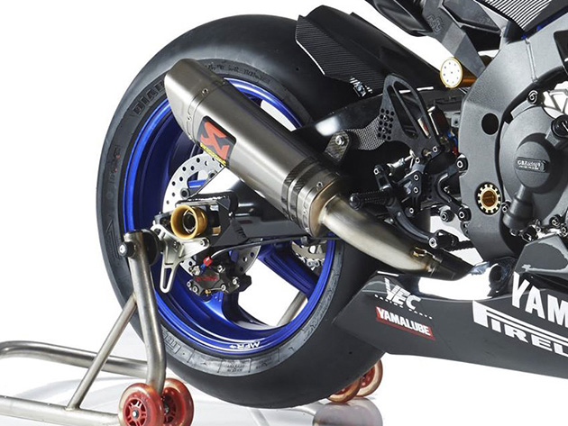Yamaha presenta sus YZF-R1 2015 de competición en Italia